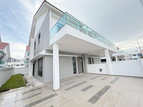 Cluster House for Sale in Taman Mount Austin (Tebrau) - Yik Tat