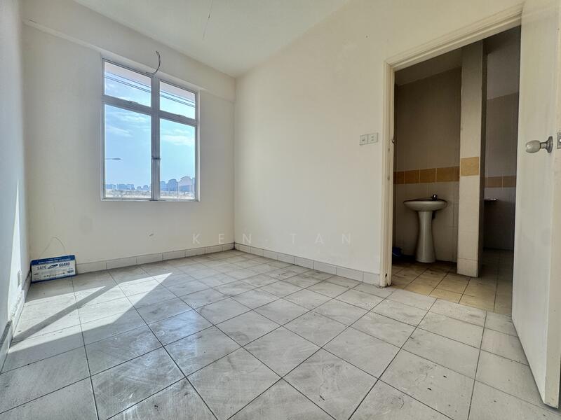 2.5-storey Terraced House for Sale in Seri Kembangan (Selangor) - KEN TAN