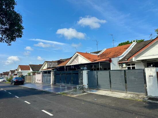 1-storey Terraced House for Sale in Taman Perling (Perling) - Iden Tan